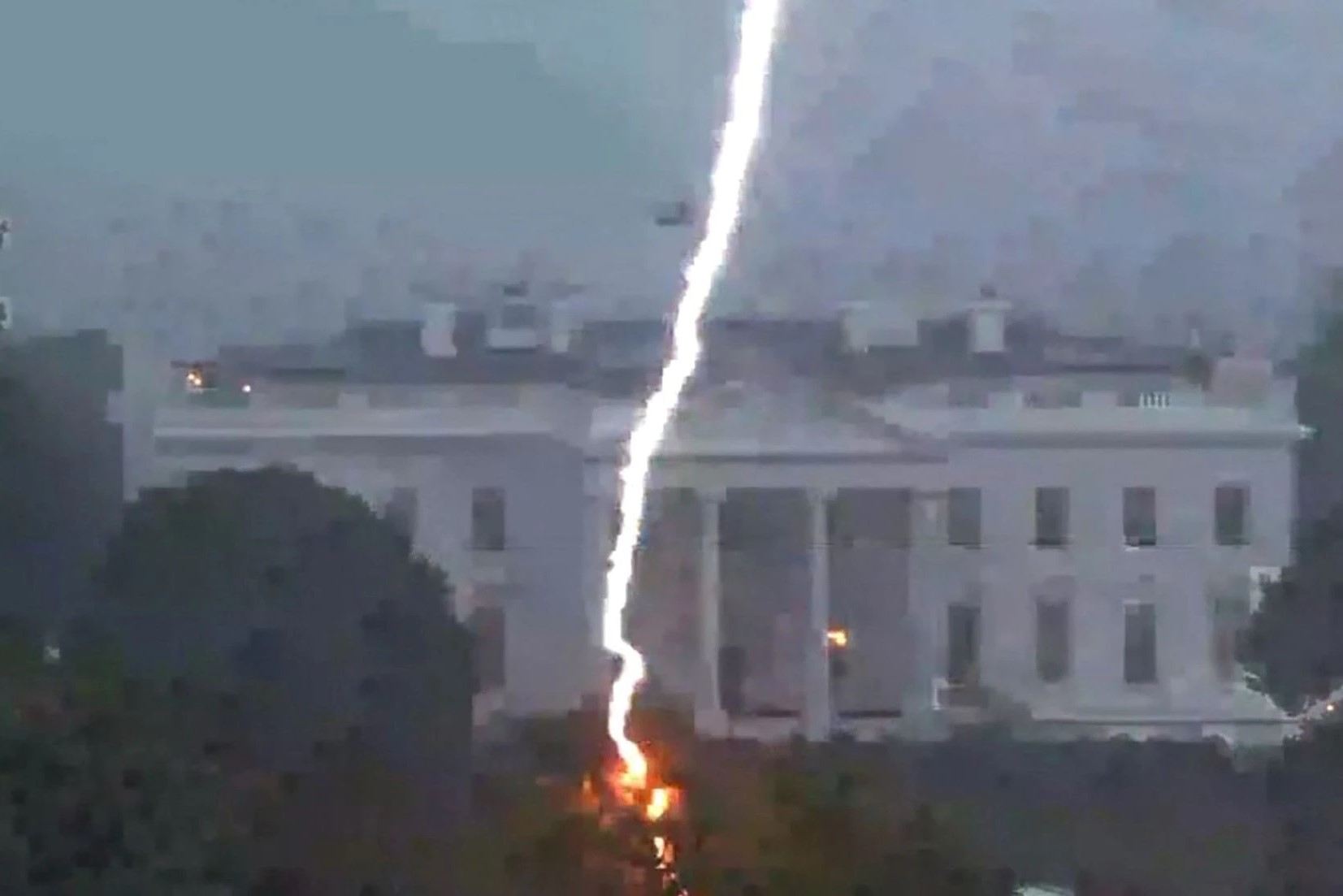 Rayo impactó en The White House y dejó tres fallecidos y otros heridos ...