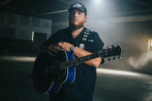 Luke Combs en el Bank of America Stadium - Progreso Hispano News
