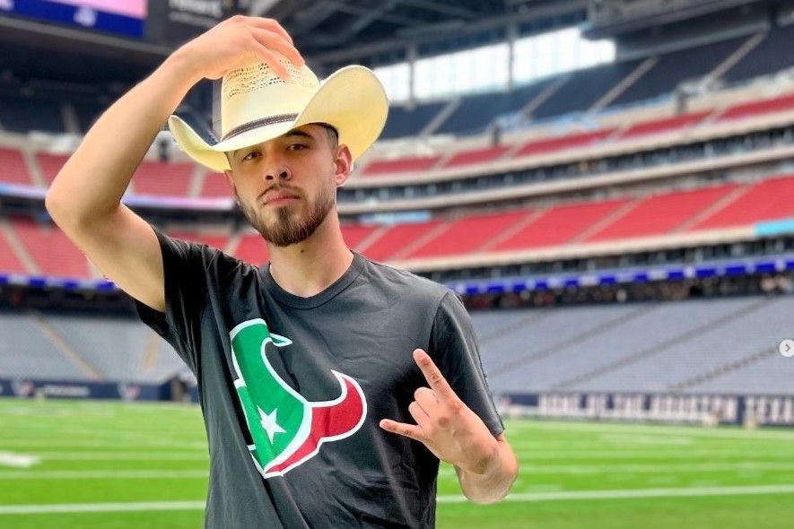 Carlos Flores o Papi.cuh: CEO del spanglish en redes sociales ...