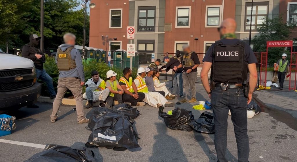 Más de 200 migrantes indocumentados arrestados en Houston